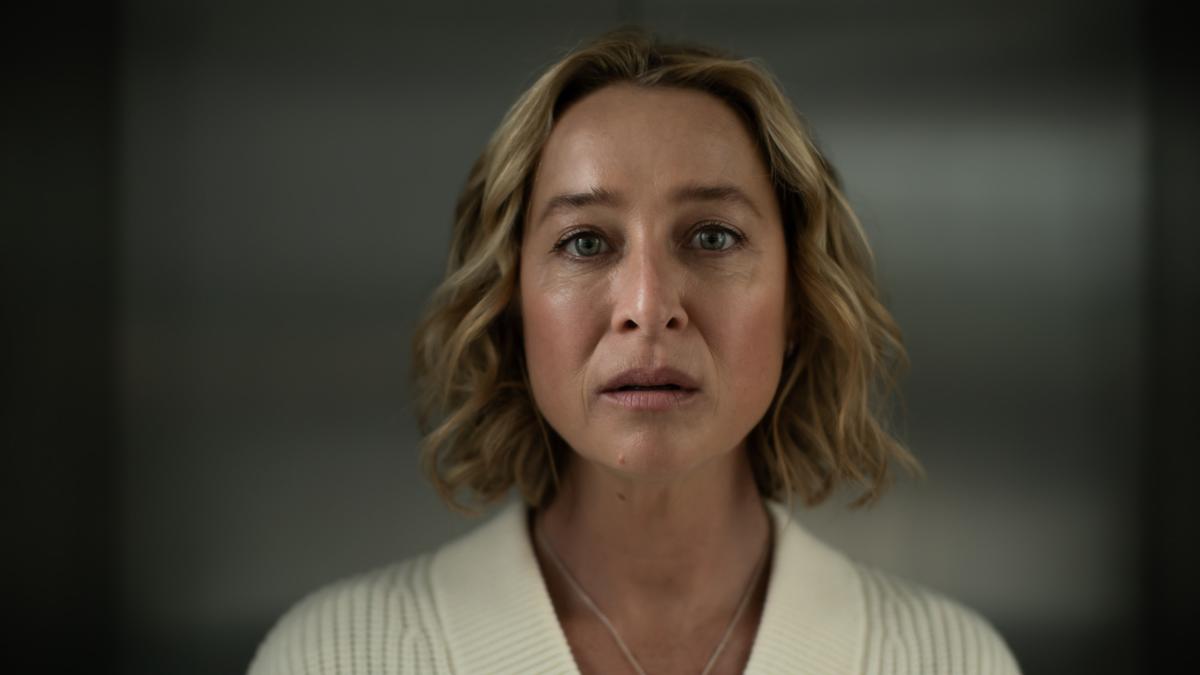 Fake review: Asher Keddie and David Wenham in gripping romance scam ...