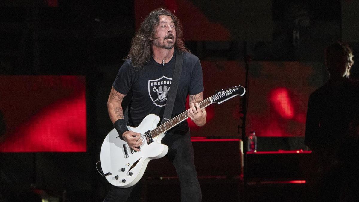 Foo Fighters front man Dave Grohl fathers baby girl outside 21-year ...