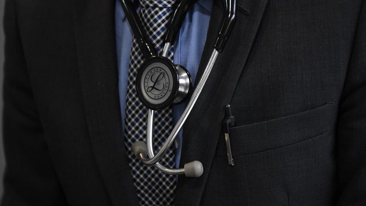 Nicholas Halliwell: Rape-accused neurologist wins bid to keep working ...