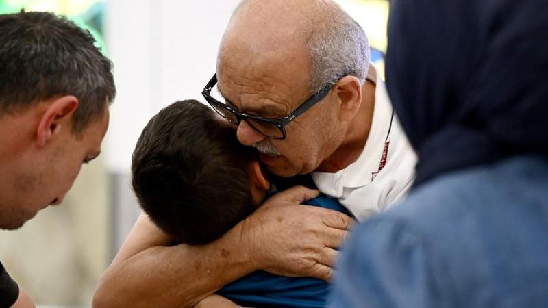 Lebanon: Emotional scenes as families escaping war-torn Middle East ...