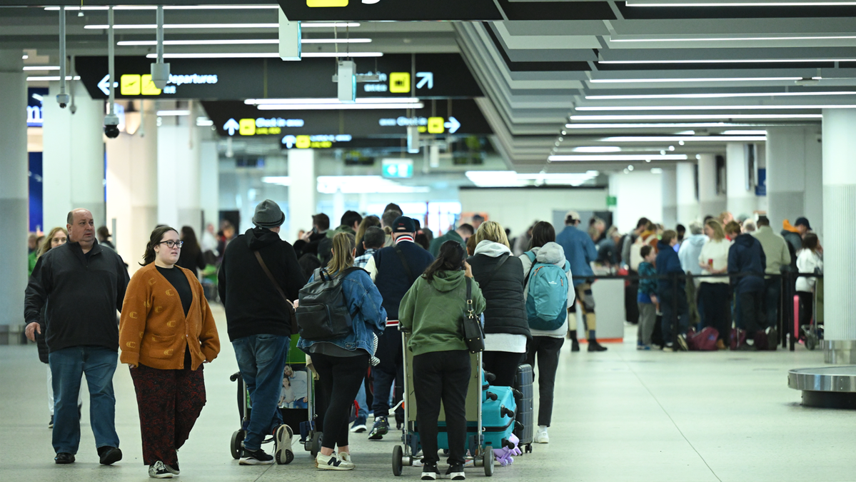 Airport delays: Border Force confirms outage at SmartGate kiosks ...