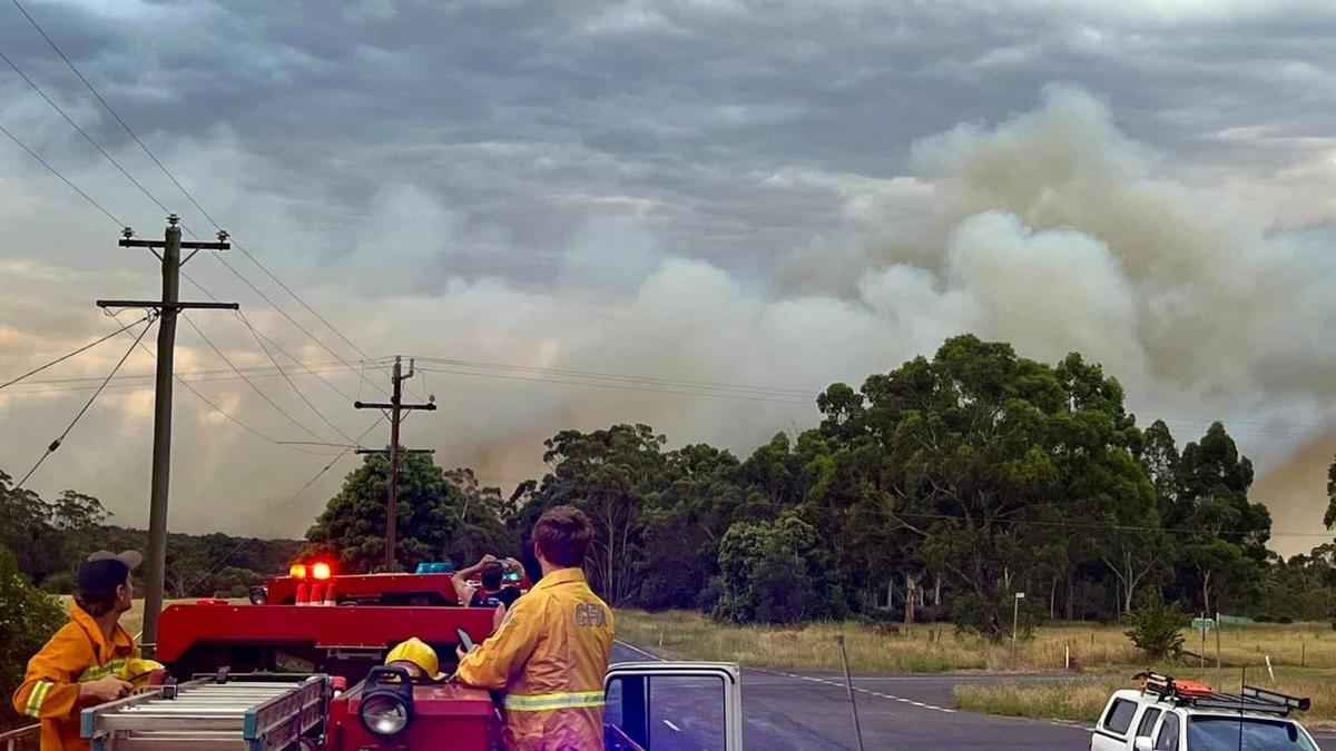Victoria bushfires: Firefighters race to contain massive fronts as ...