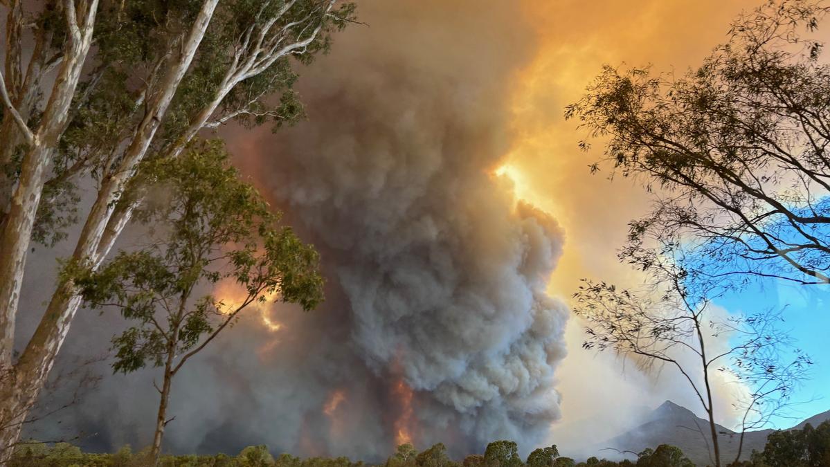 Grampians bushfire: Critical point as wind change sweeps through danger ...