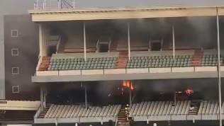 Caulfield racecourse: Major fire destroys famous grandstand at ...
