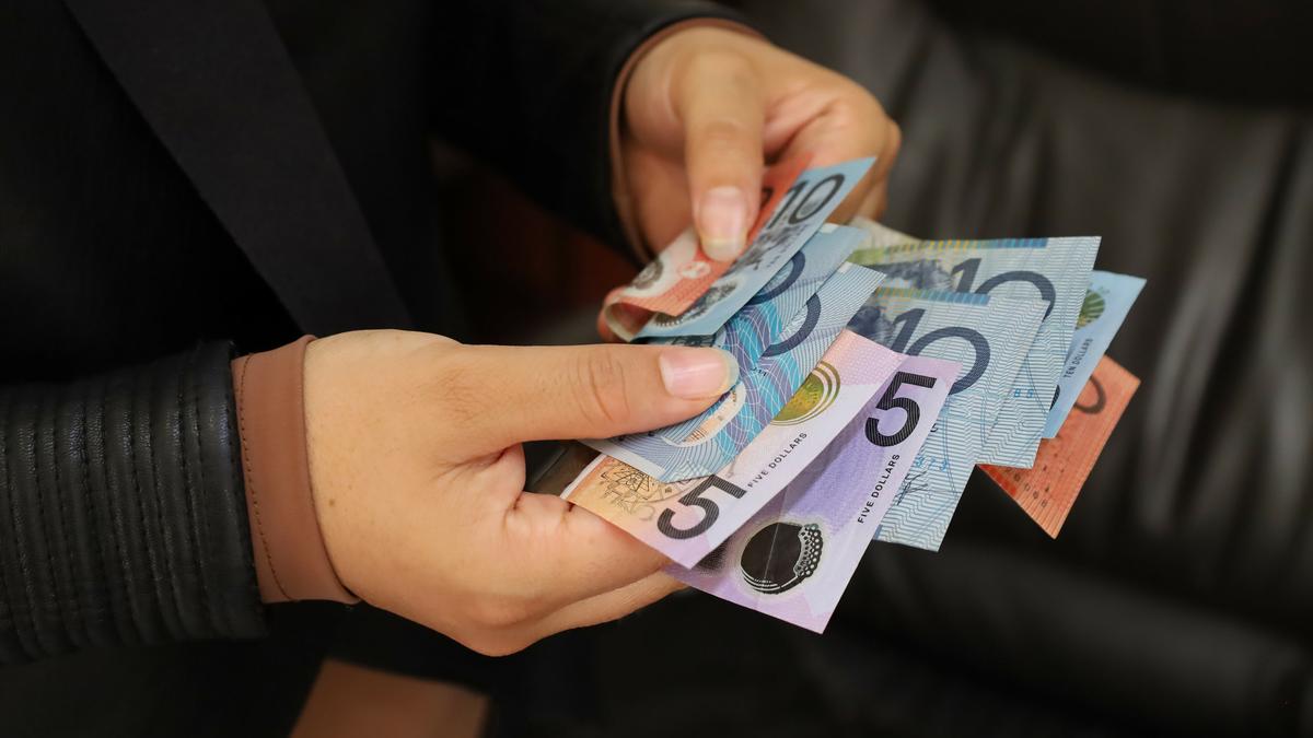 Bendigo Bank blasted for introducing $2.50 ‘service fee’ to withdraw ...