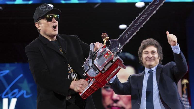 Elon Musk wields chainsaw at CPAC after President Javier Milei gifts ...