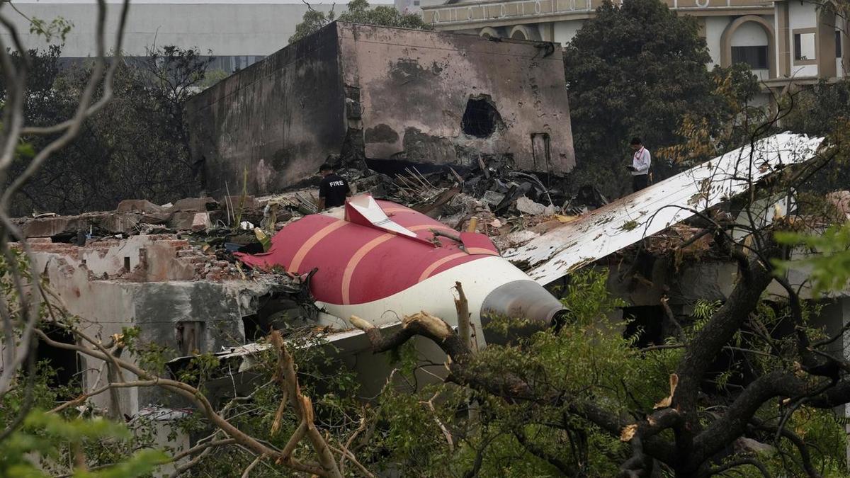 Boeing and FAA defend Boeing 787 fuel switch safety after deadly Air ...