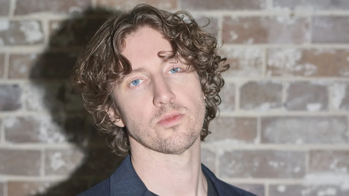 Dean Lewis: Australian singer apologises for inappropriate behaviour ...