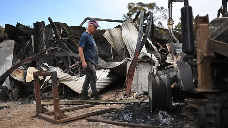 Victoria bushfire crisis: CFA lieutenant’s home destroyed while he was ...